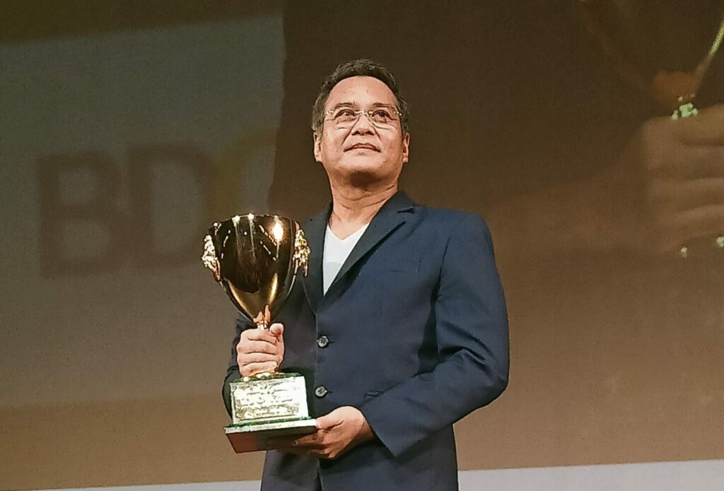 John Arcilla receives his Best Actor trophy - BusinessWorld Online
