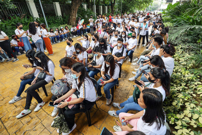 Locked-down Filipino college graduates face gloomy COVID-19 labor ...