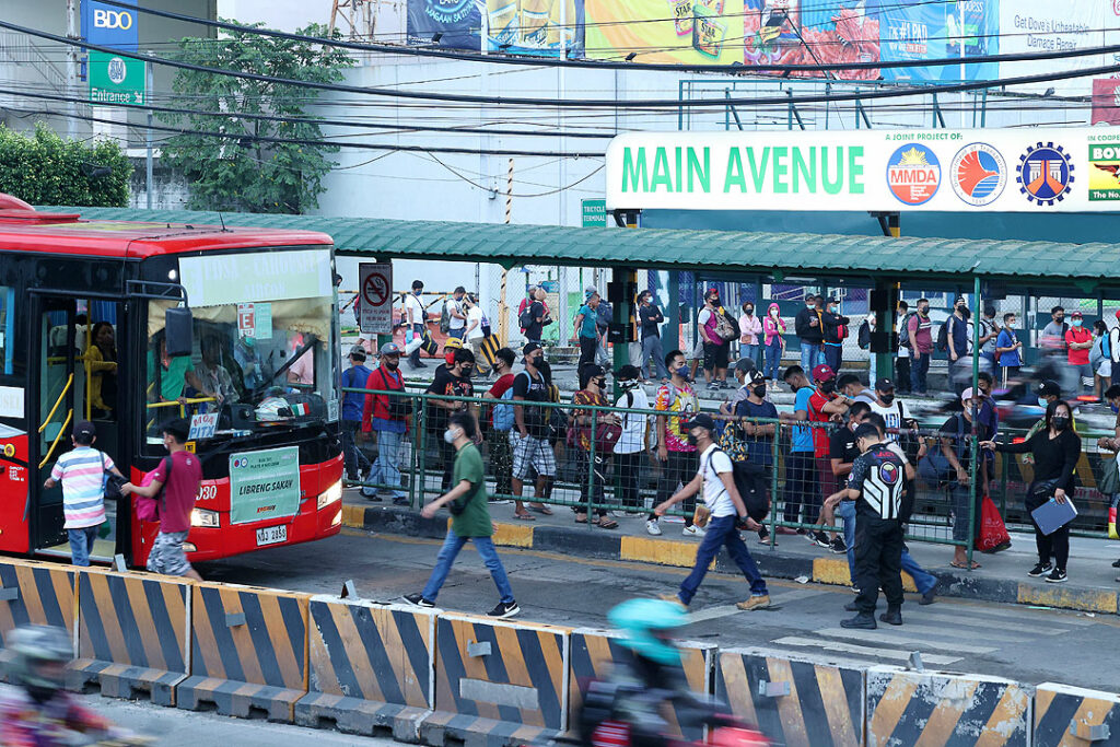 DoTr urged to upgrade, privatize EDSA busway - BusinessWorld Online