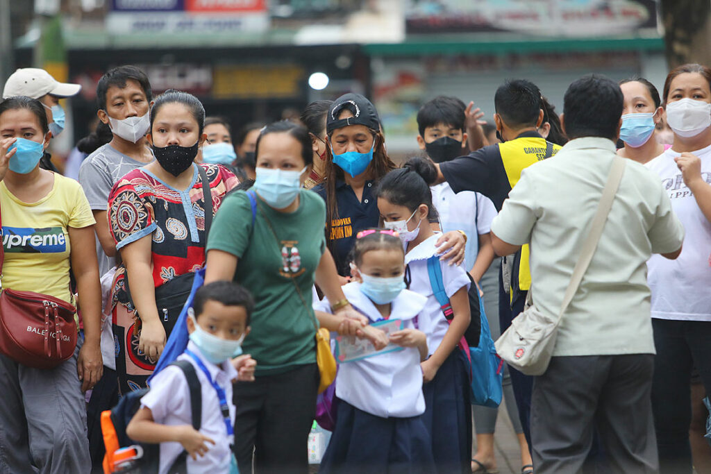 Traffic woes, overcrowding mar first school day - BusinessWorld Online