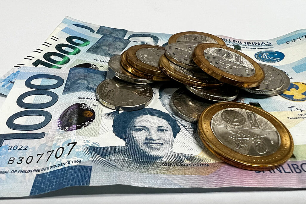 Peso weakens after hawkish Fed remarks, global oil price recovery ...