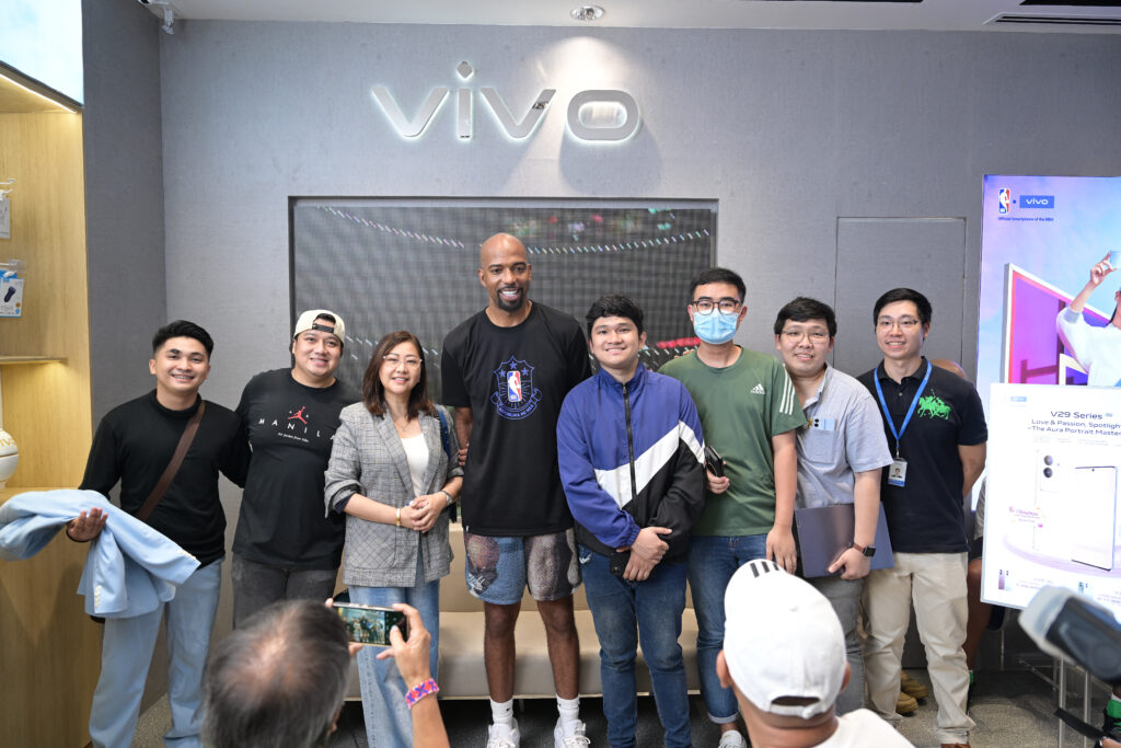 NBA legend Richard Hamilton visits vivo concept store at SM MOA ...